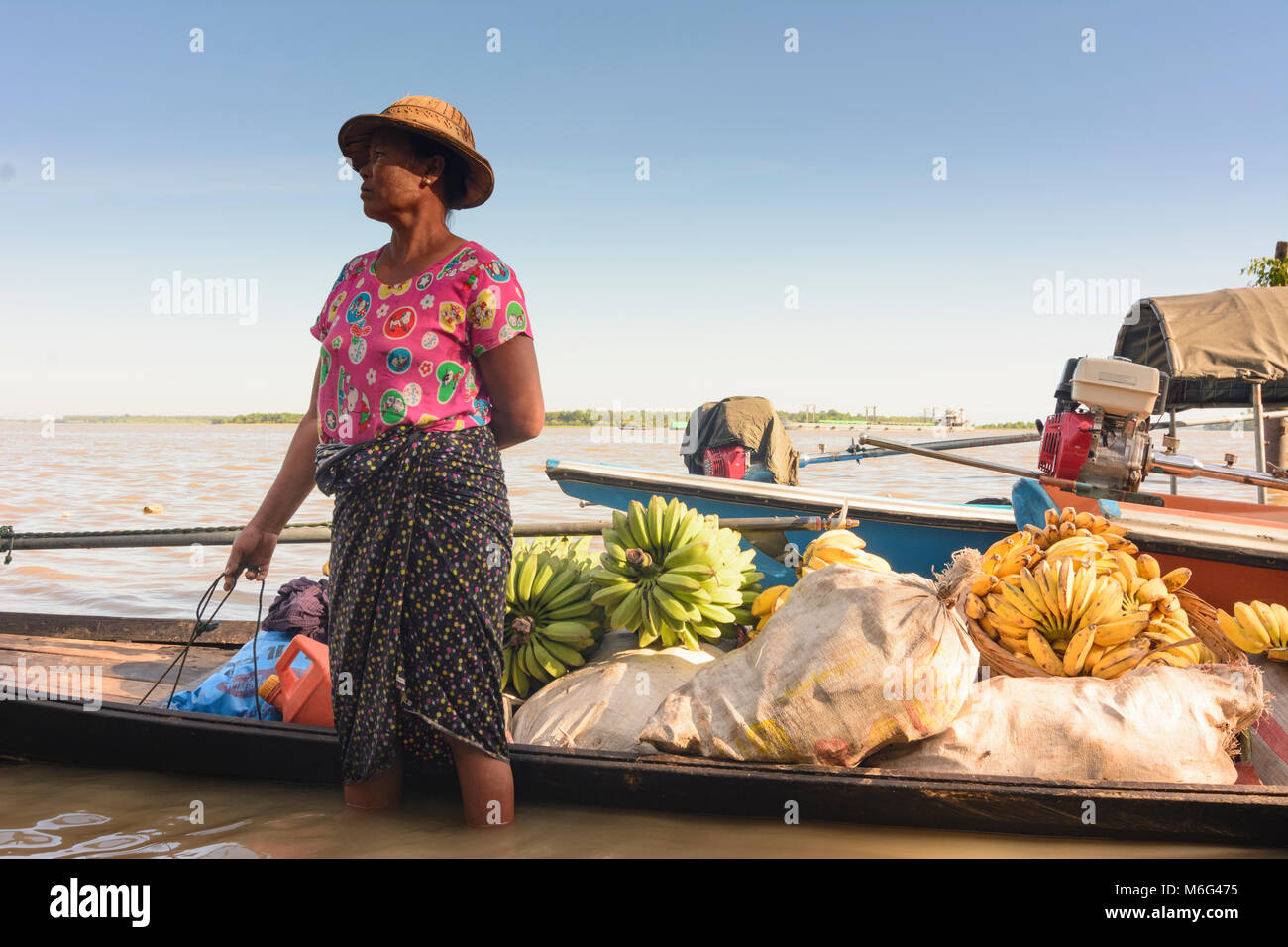 Mawlamyine (Mawlamyaing, Moulmein): ferry boat, banana cargo boat ...