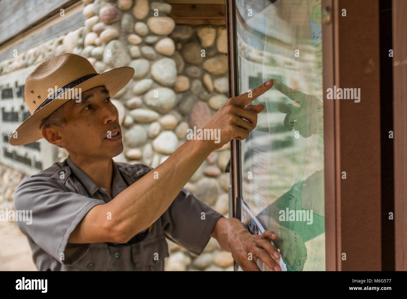 Ranger providing trailhead orientation Stock Photo - Alamy