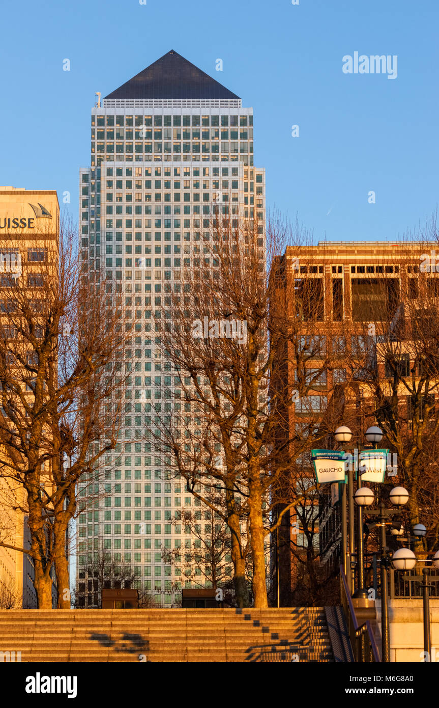 One Canada Square skyscraper in Canary Wharf at sunset, London United ...