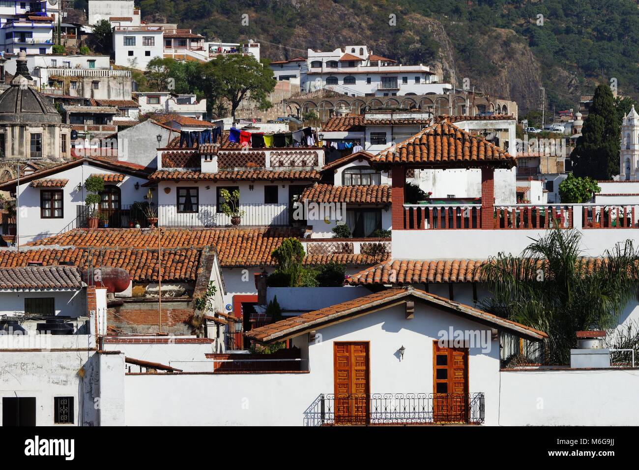 White houses of Taxco de Alarcon, Mexico - residential area Stock Photo ...