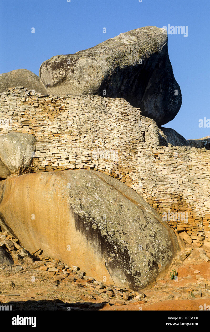 Big wall of the Great Enclosure, Great Zimbabwe, Masvingo, Zimbabwe ...