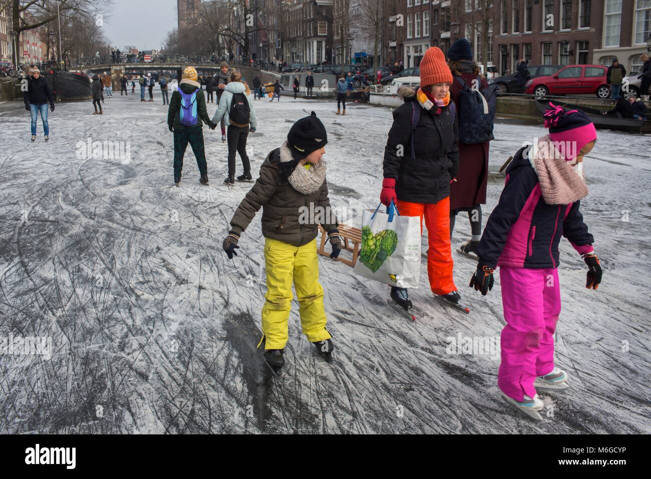 Dutch girls skating hi-res stock photography and images - Alamy