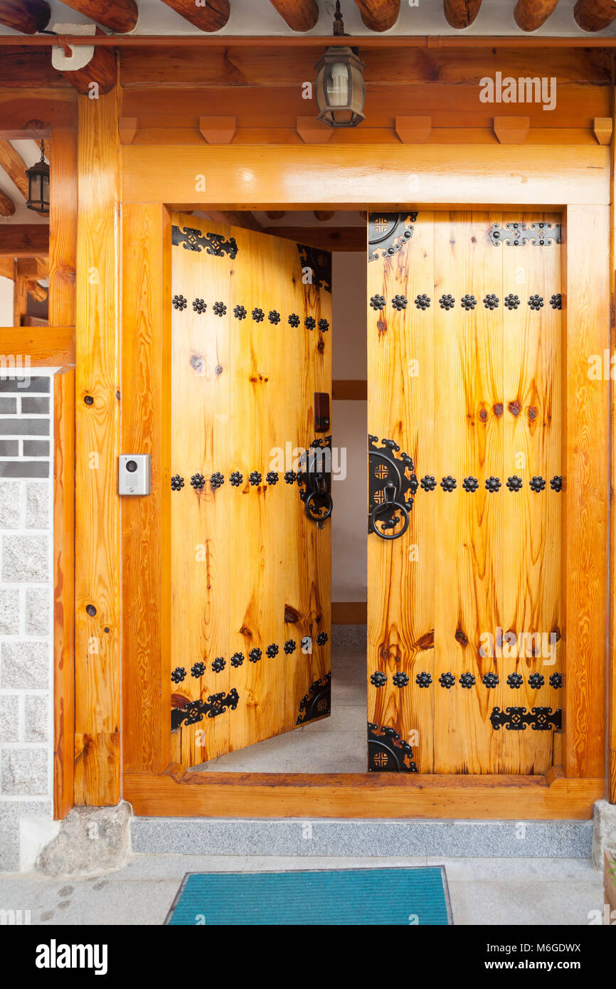 SEOUL, KOREA - AUGUST 09, 2015: Unique house main gate of a Seochon ...
