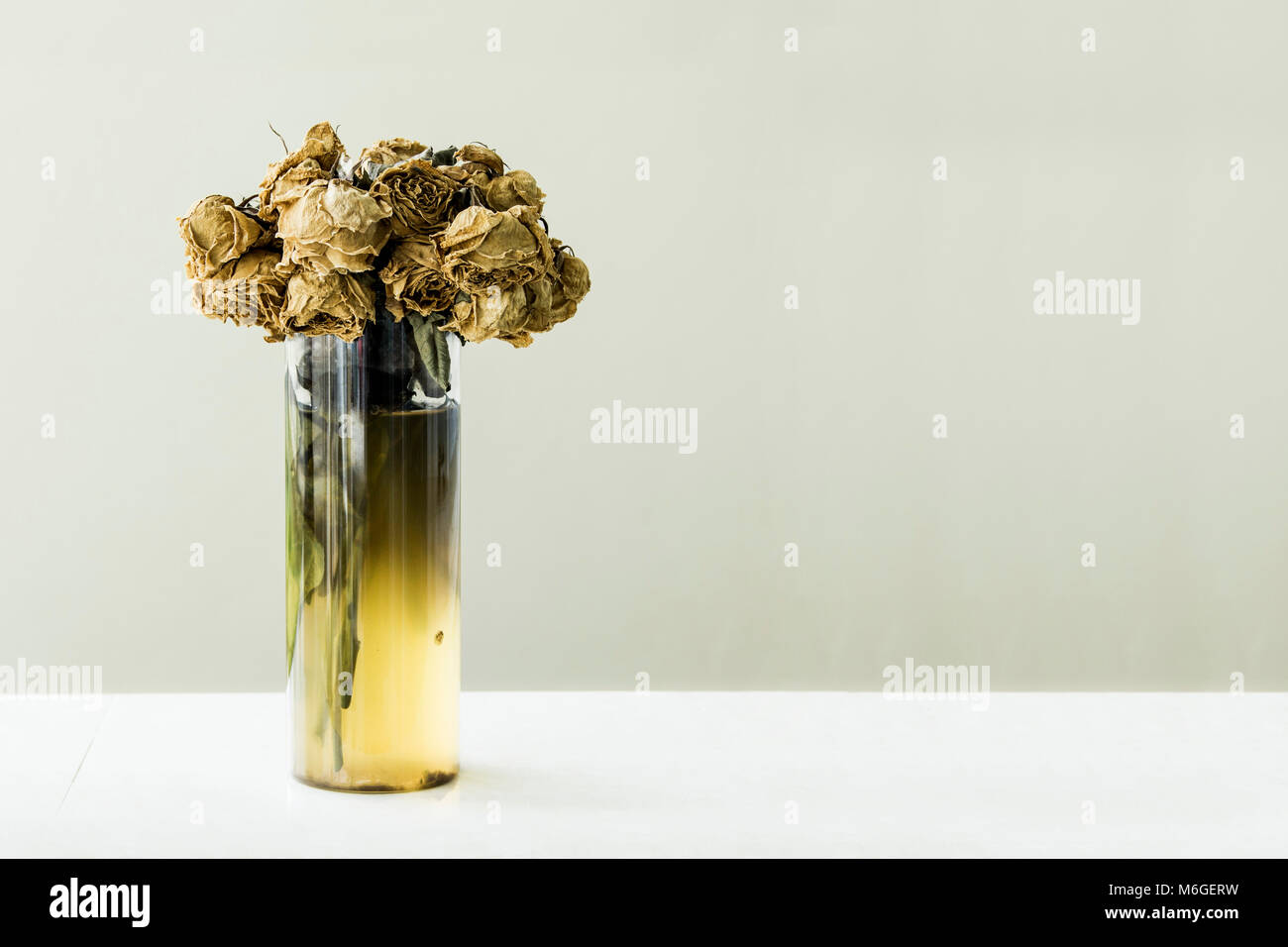 Dead bouquet hi-res stock photography and images - Alamy