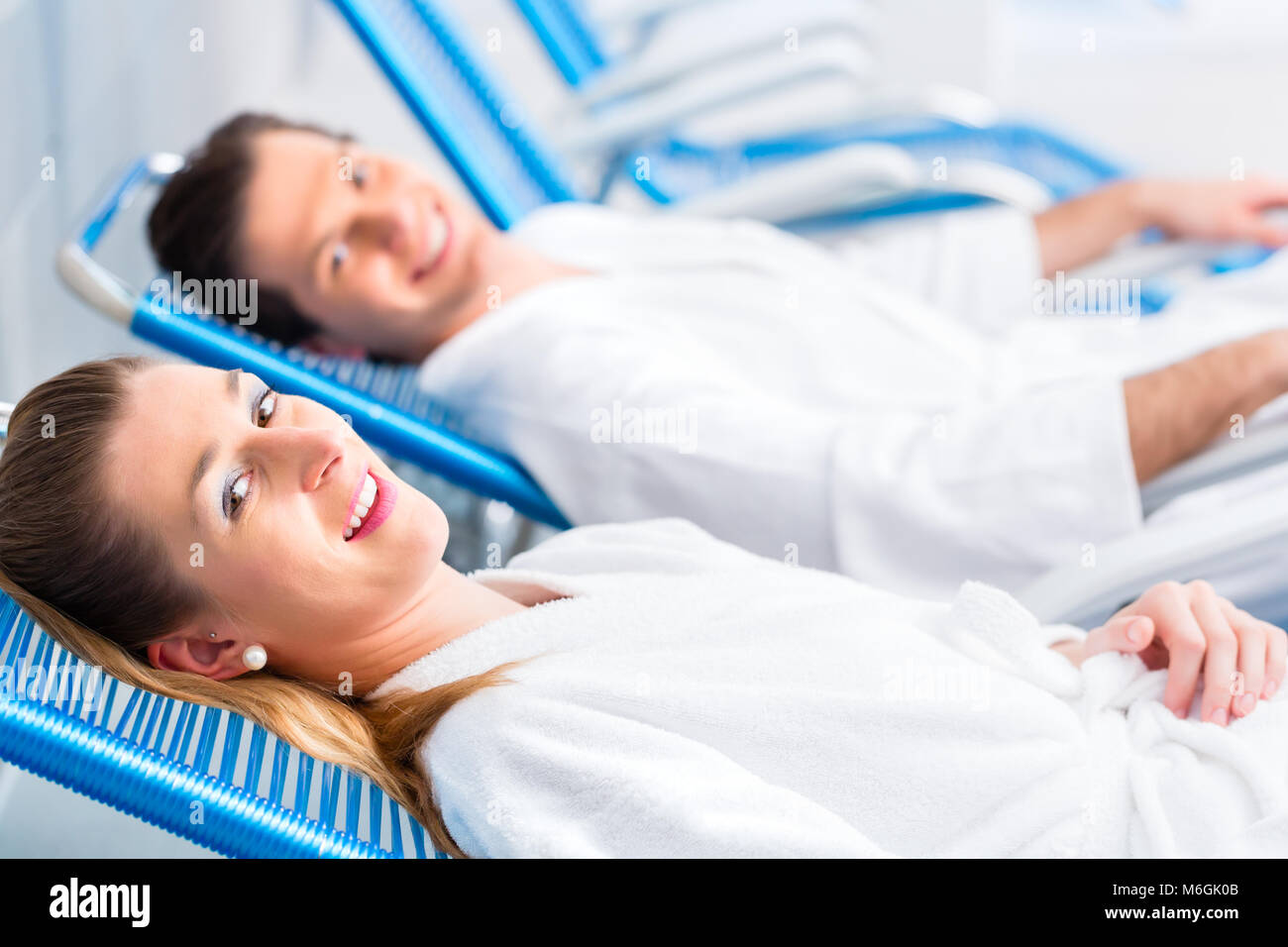 Couple in relaxation room of wellness spa Stock Photo - Alamy