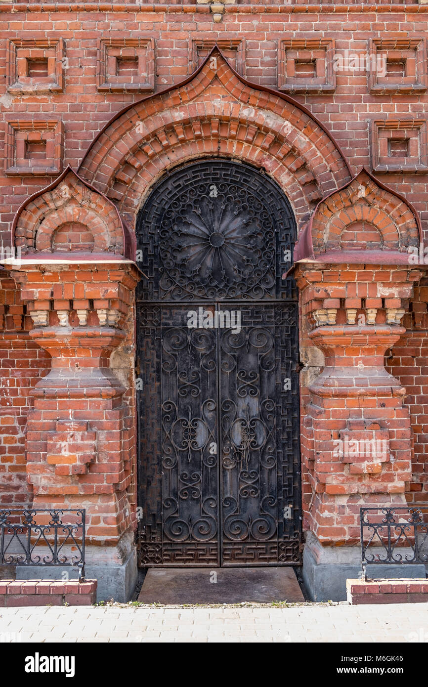 Patterned metal door hi-res stock photography and images - Alamy