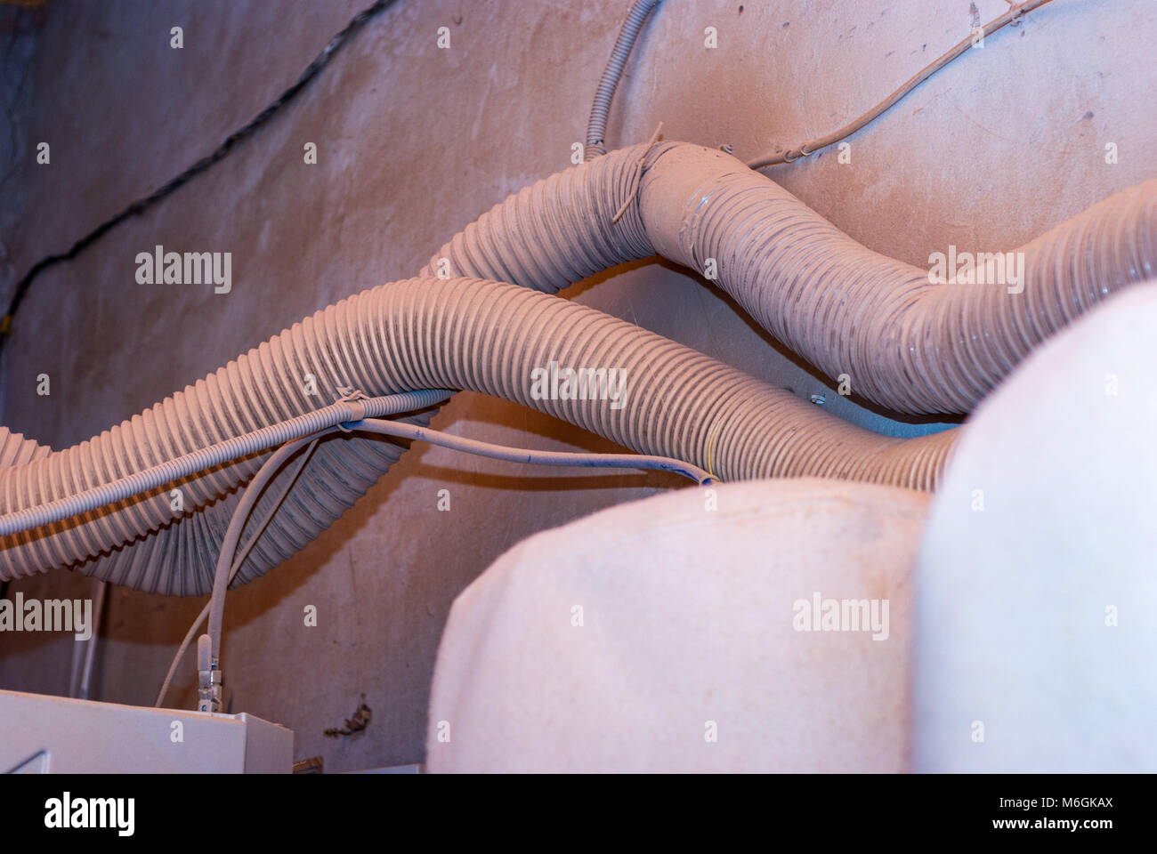 Dust extraction system in a woodworking shop with flexible hose ...