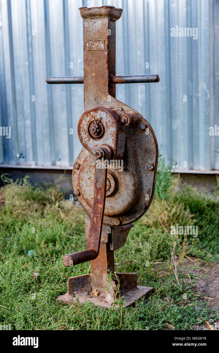 House lifting jack. Old rusty mechanical screw jack. Close-up Stock ...