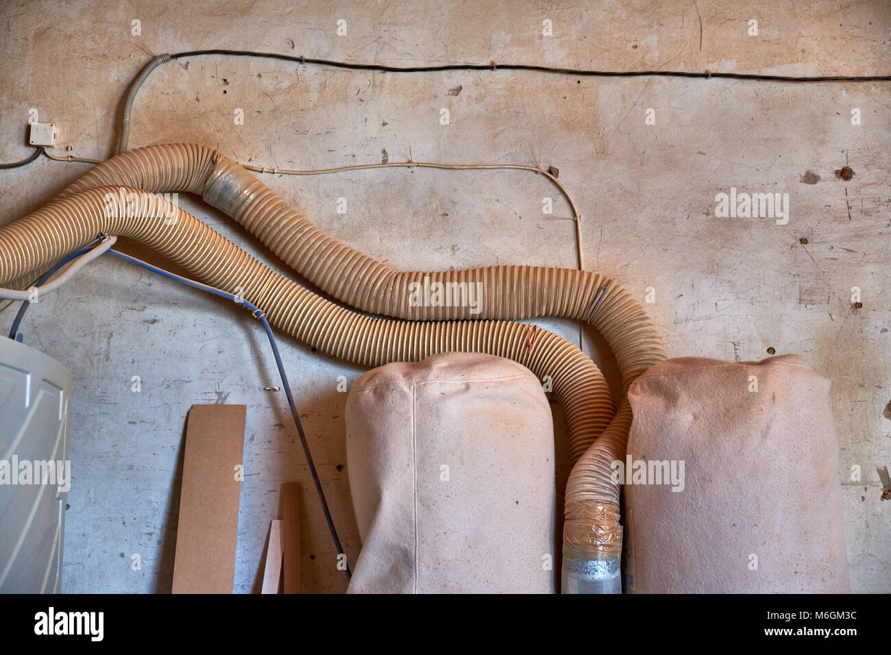 Dust extraction system in a woodworking shop with flexible hose ...