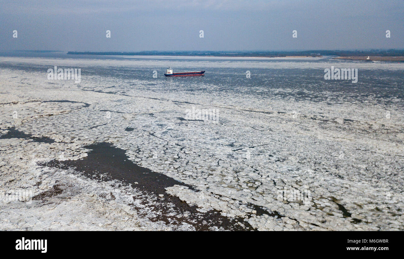 Manoeuvres container ship hi-res stock photography and images - Alamy