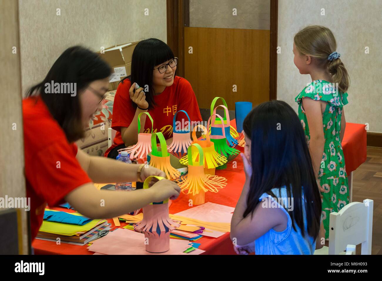 Canberra, Australia. 5th Mar, 2018. Local Chinese Australians display ...