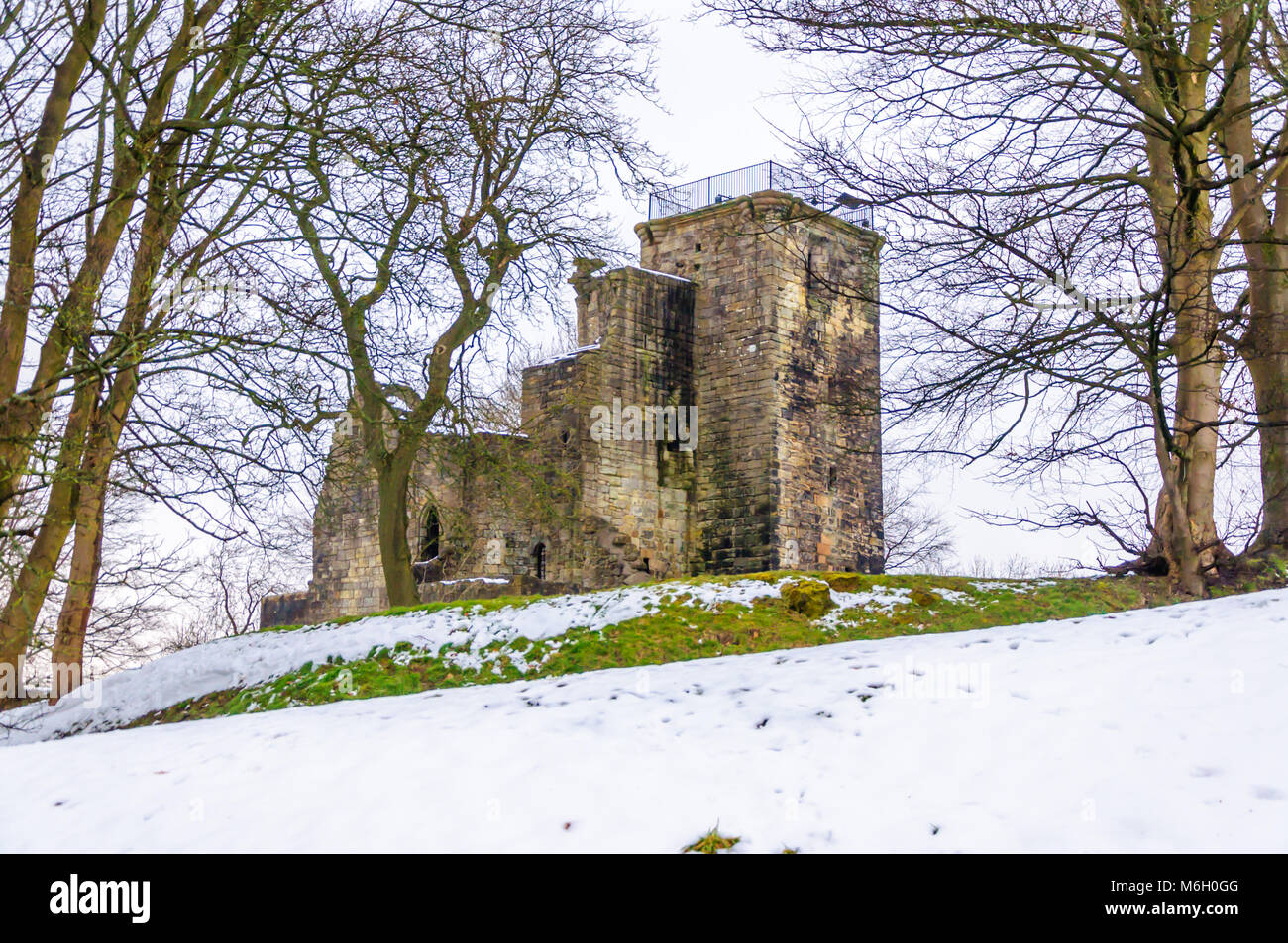 Crookston castle war hi-res stock photography and images - Alamy