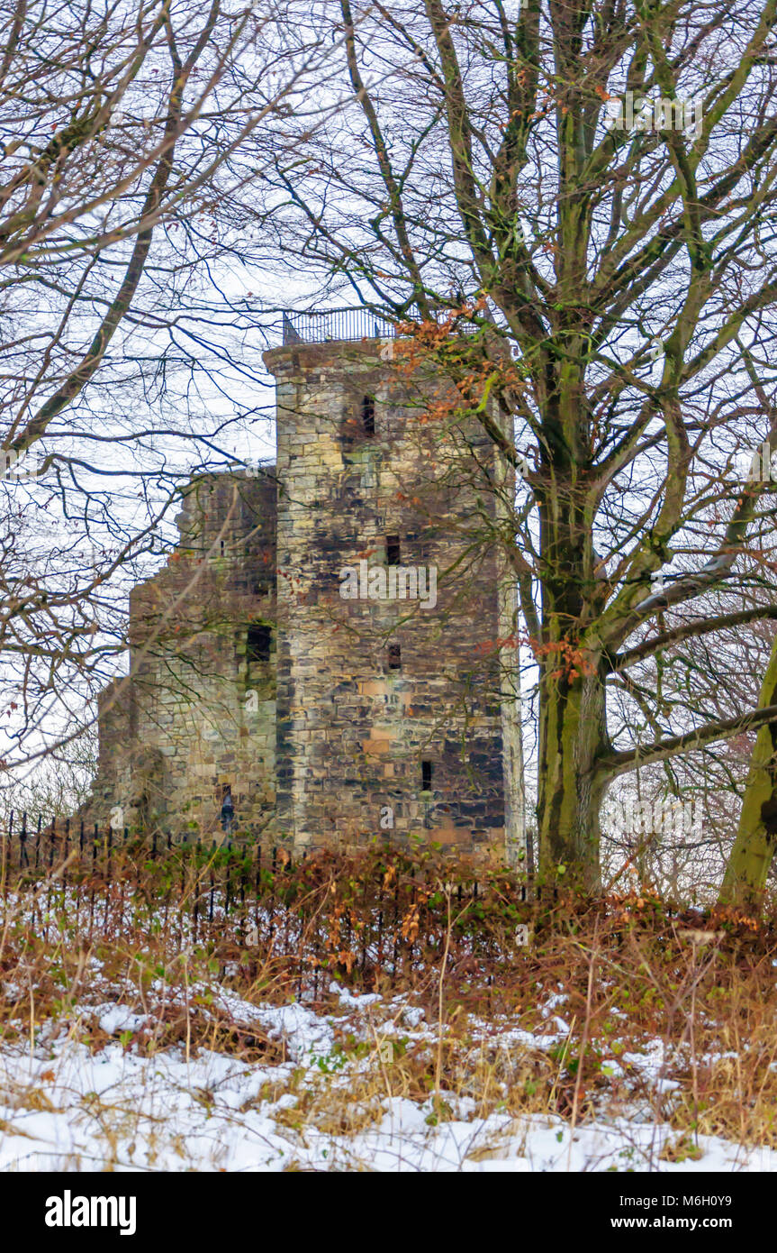 Crookston castle scotland hi-res stock photography and images - Alamy