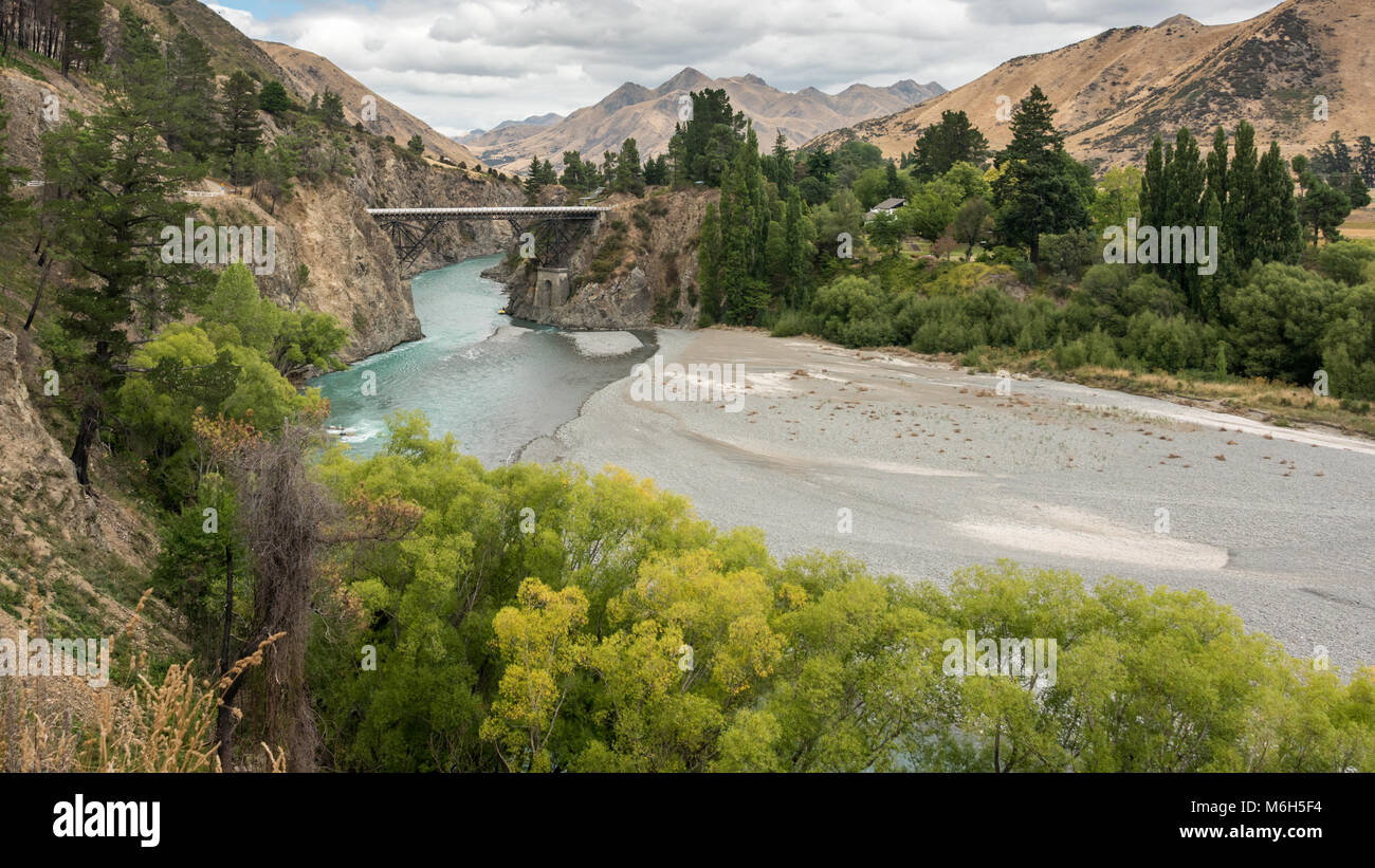 New zealand landscape river mountains hi-res stock photography and ...