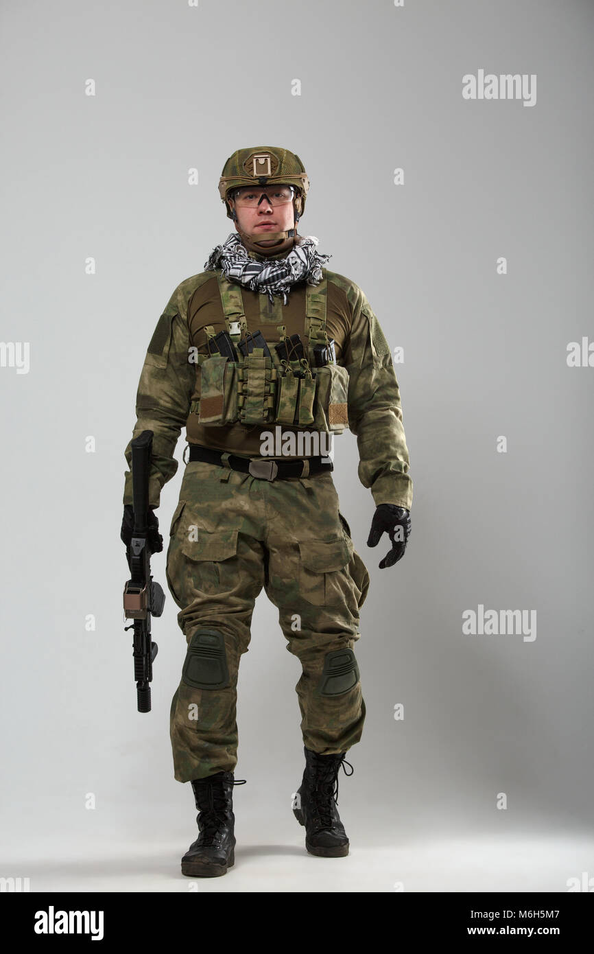 Full-length image of soldier with gun in his hand Stock Photo - Alamy