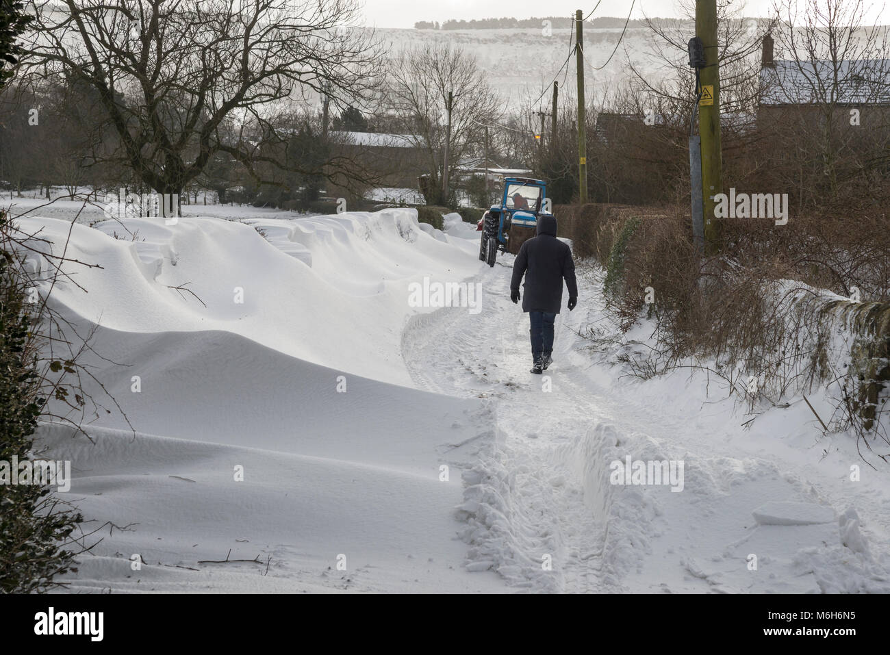 Country lane blocked hi-res stock photography and images - Alamy