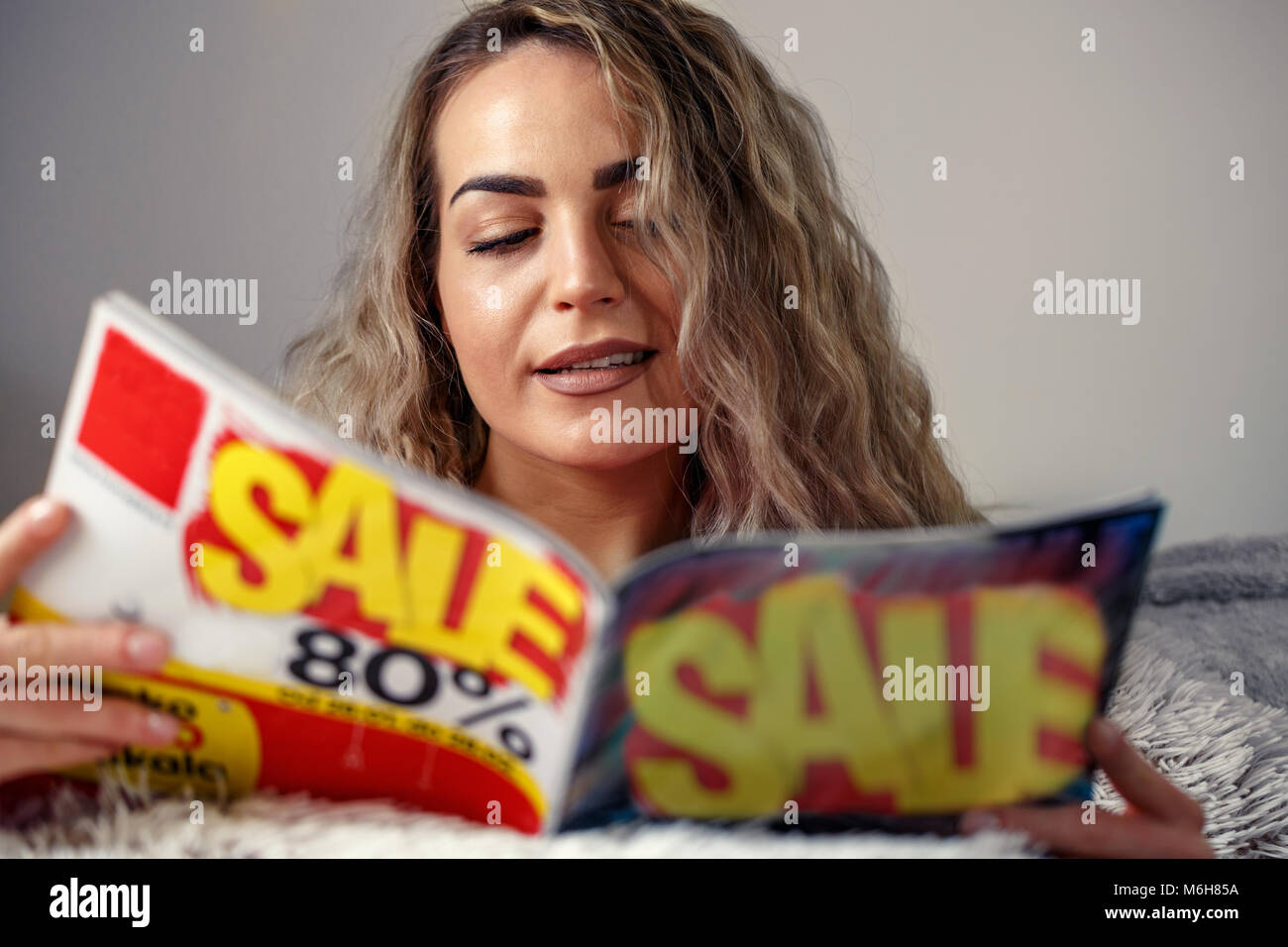 Girl reading magazine hi-res stock photography and images - Alamy