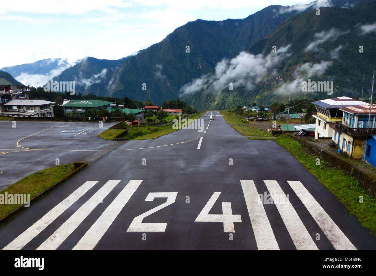 Tenzing hillary airport hi-res stock photography and images - Alamy