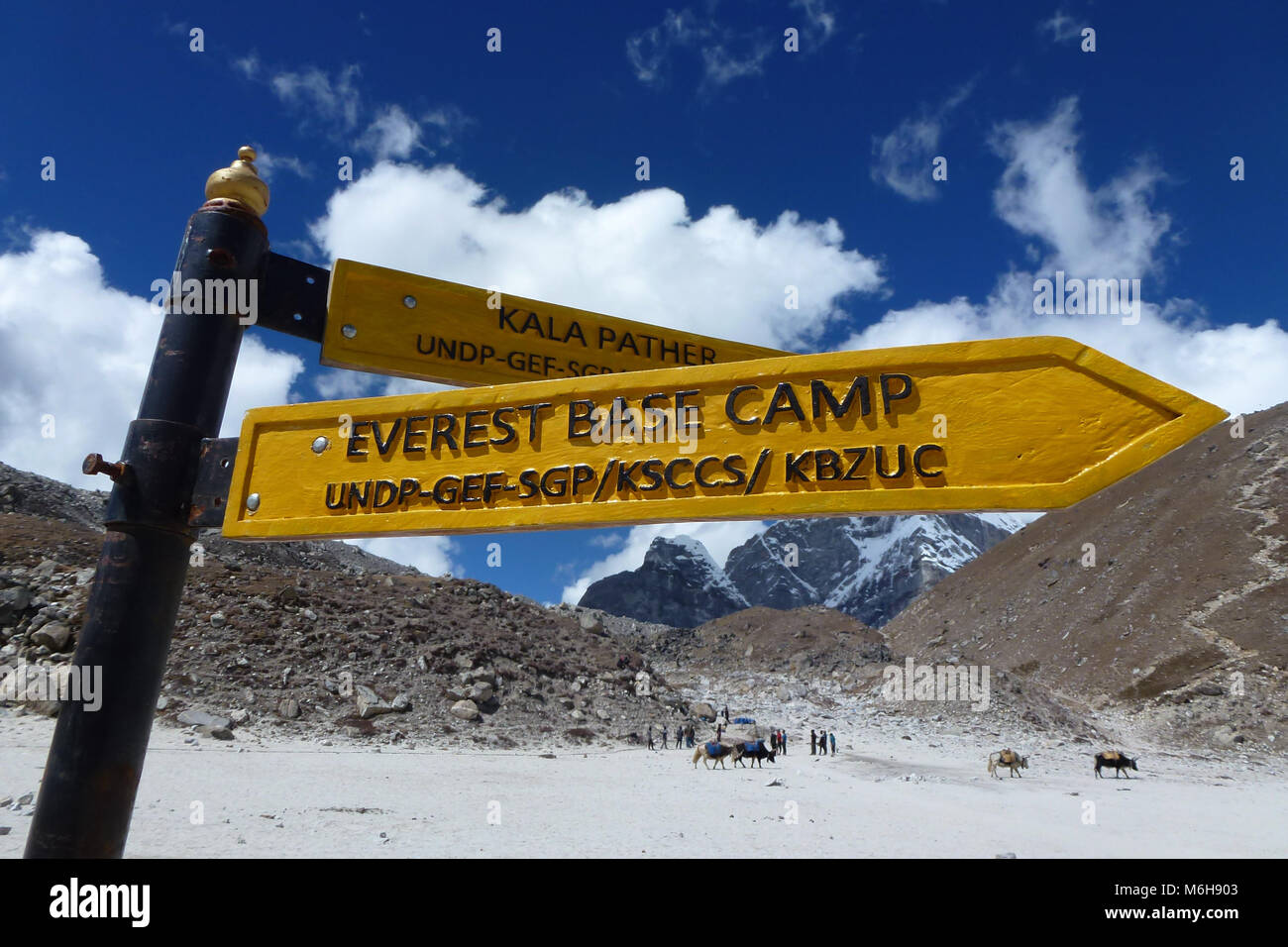 Everest base camp sign hi-res stock photography and images - Alamy