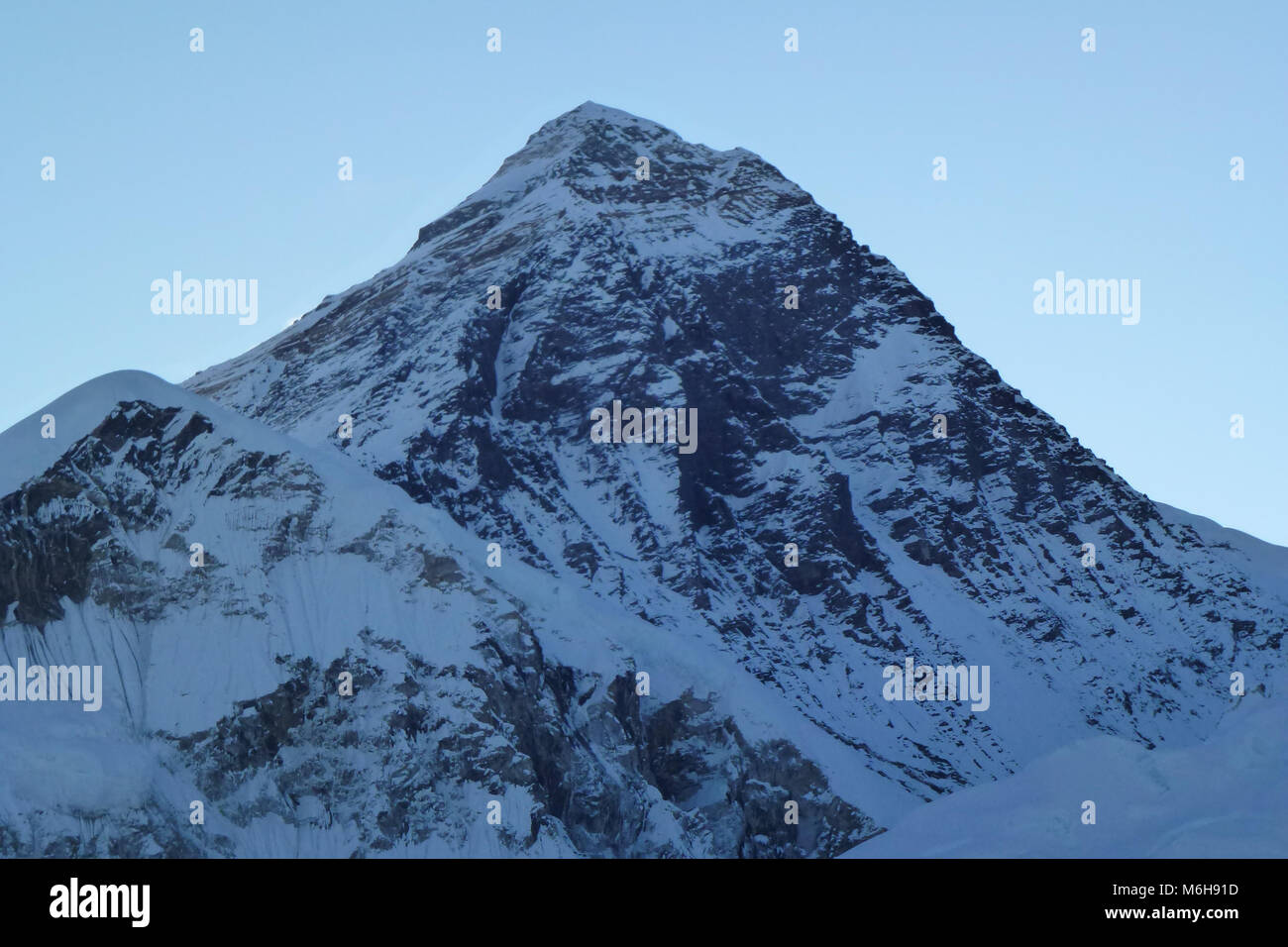 Nepal and mount everest and sunrise hi-res stock photography and images ...