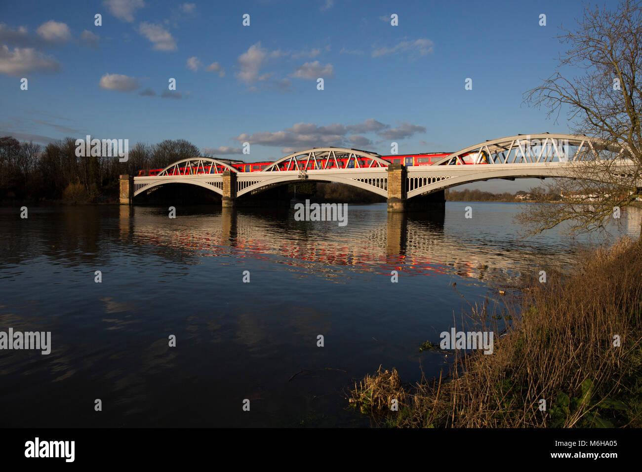 Barnes bridge london hi-res stock photography and images - Alamy
