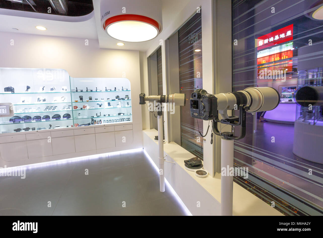 Optical shop lens hi-res stock photography and images - Alamy