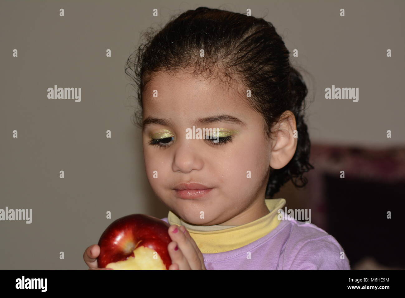 girl eating an apple Stock Photo - Alamy
