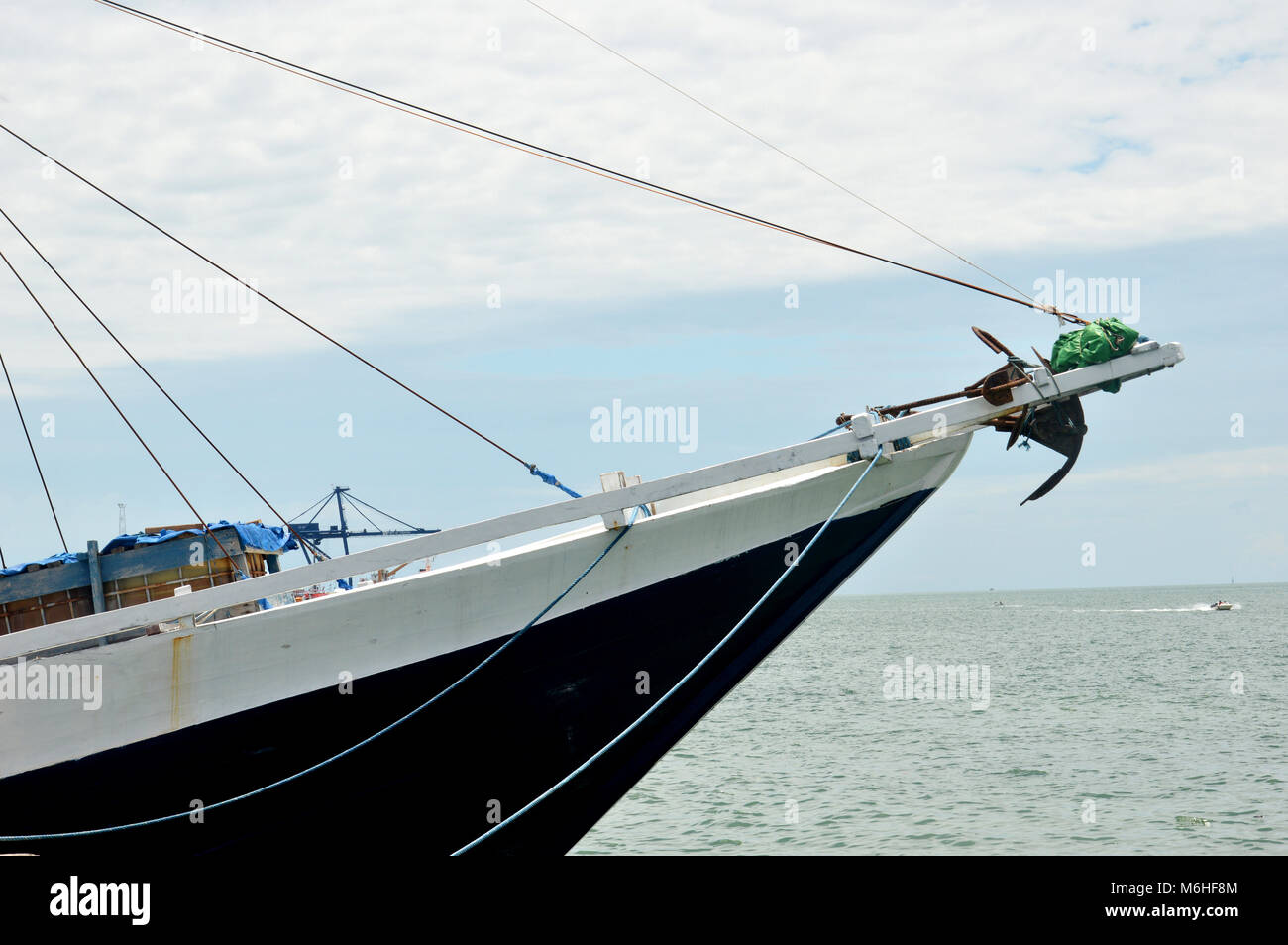 traditional phinisi Bugisnese wooden ship Stock Photo - Alamy