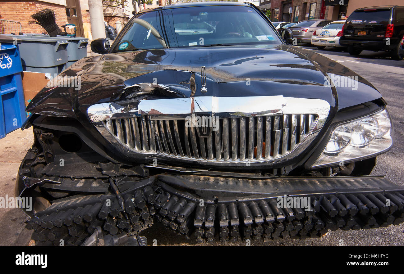smashed front bumper of a black Lincoln Limo car Stock Photo - Alamy