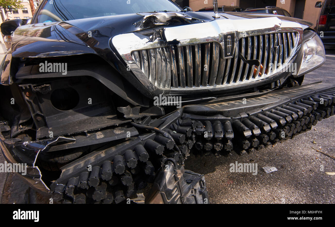 smashed front bumper of a black Lincoln Limo car Stock Photo - Alamy