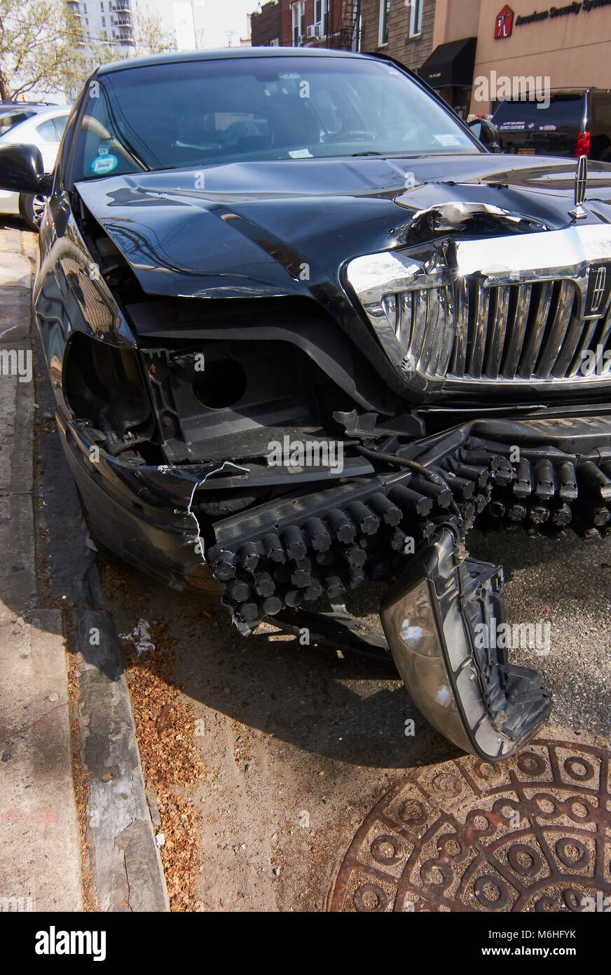 smashed front bumper of a black Lincoln Limo car Stock Photo - Alamy