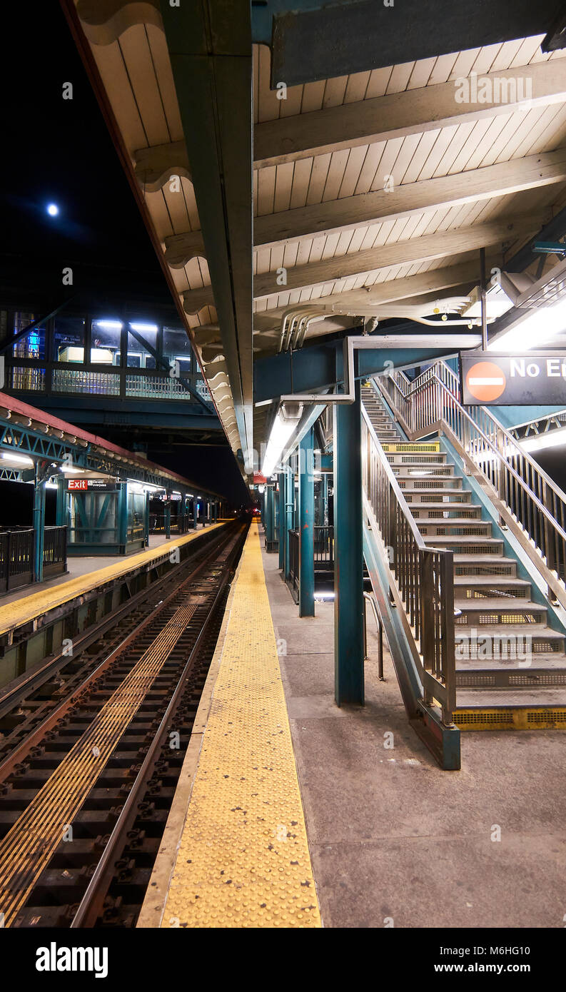 MTA Junction BLVD station at night Stock Photo - Alamy