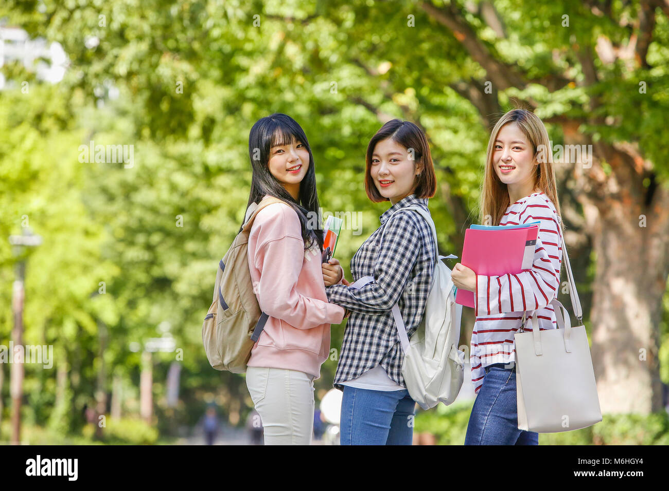 Campus life - freshmen enjoy theirs the campus life. young college ...