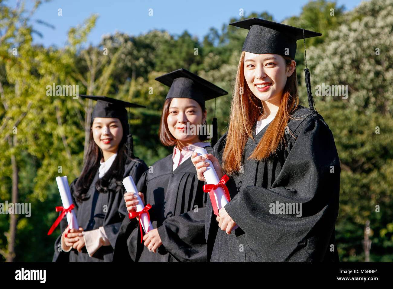 Campus life - Graduation ceremony with friends, get a good start. 291 ...