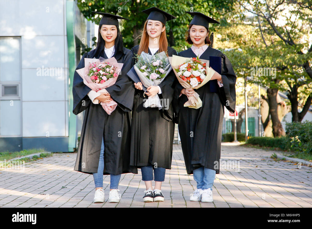 Campus life - Graduation ceremony with friends, get a good start. 292 ...