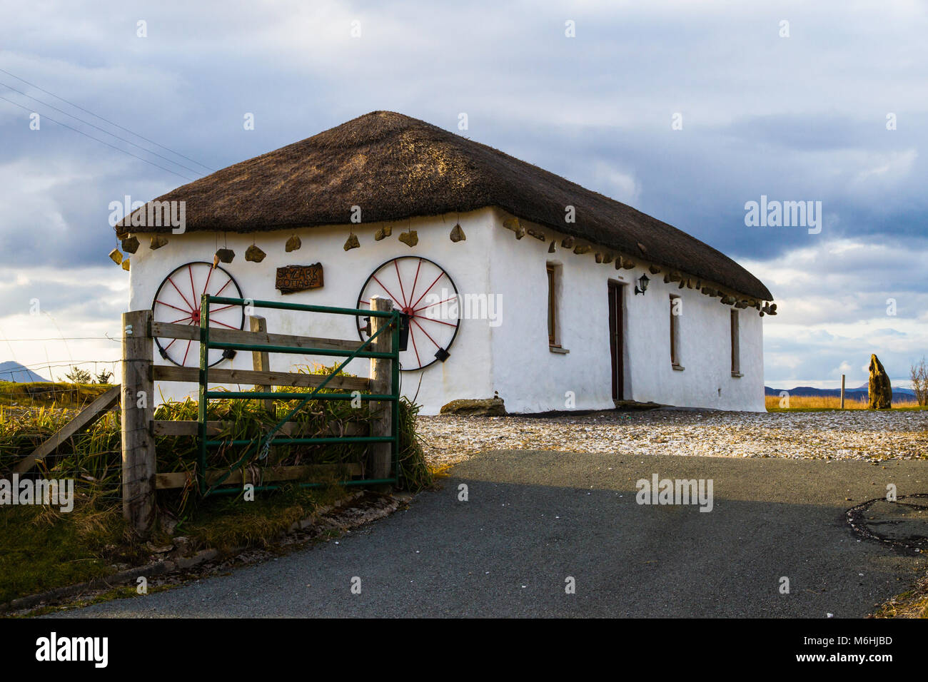 Traditional thatched blackhouse hi-res stock photography and images - Alamy