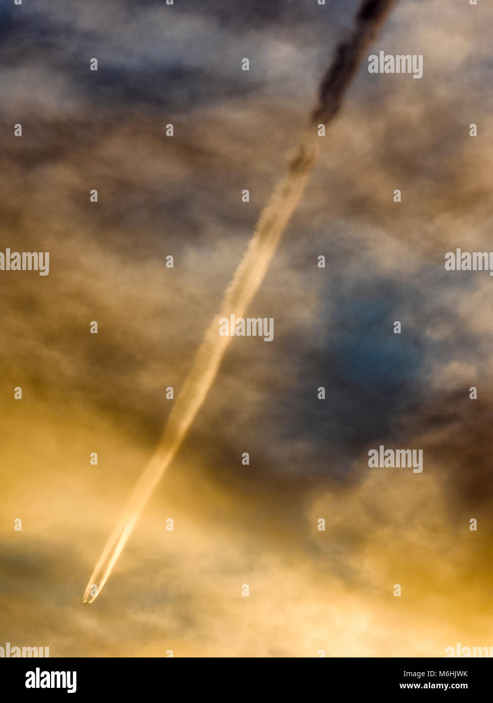 Contrails jets sky airplane hi-res stock photography and images - Alamy