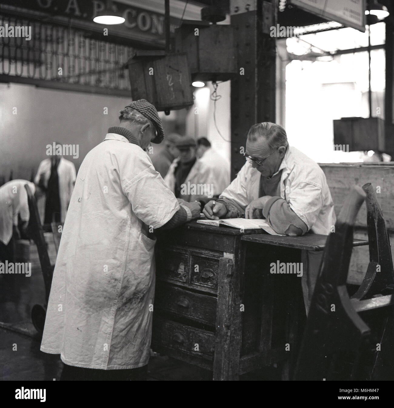Fishmongers and street hi-res stock photography and images - Alamy