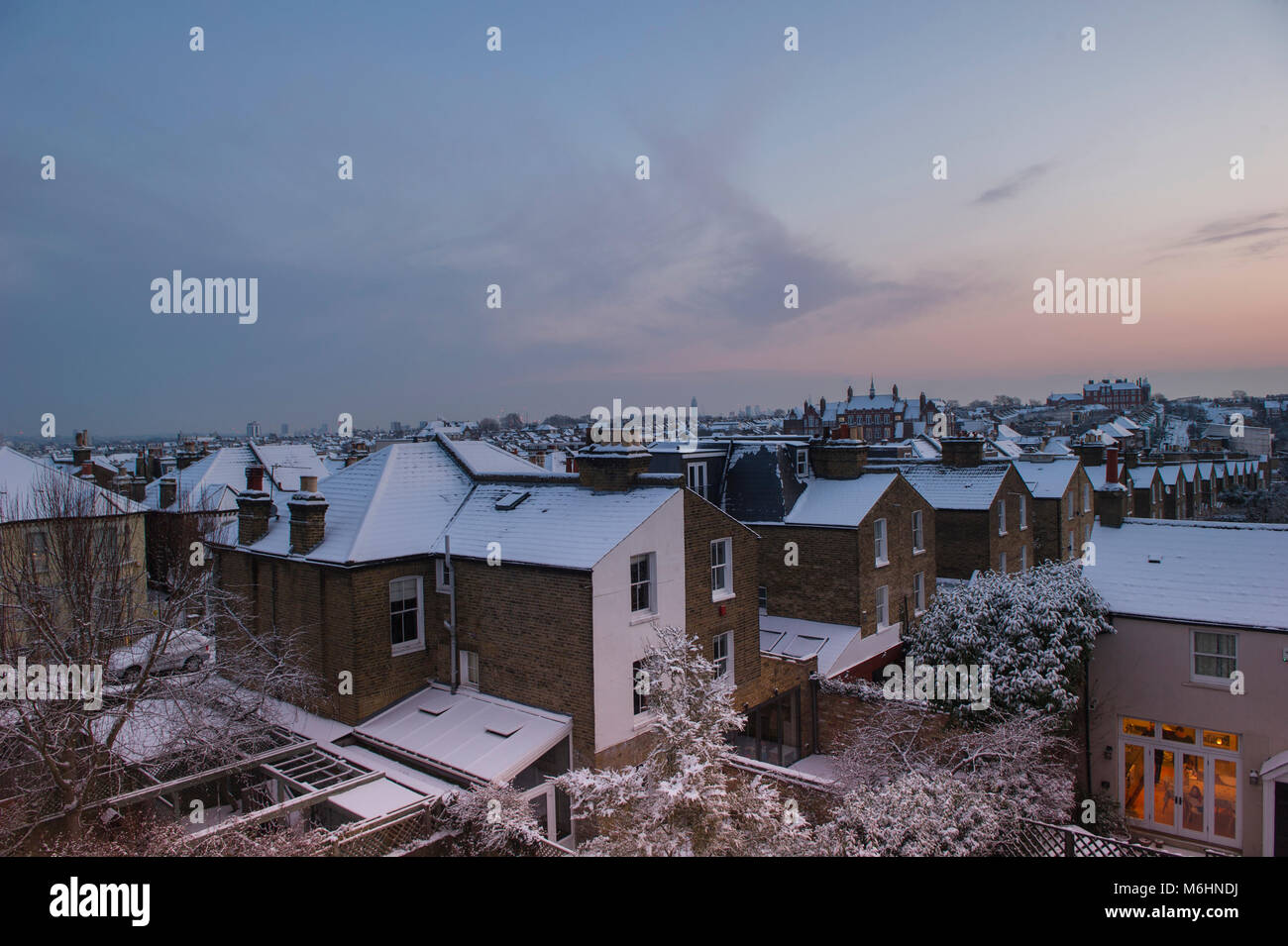 Snowy victorian london hi-res stock photography and images - Alamy