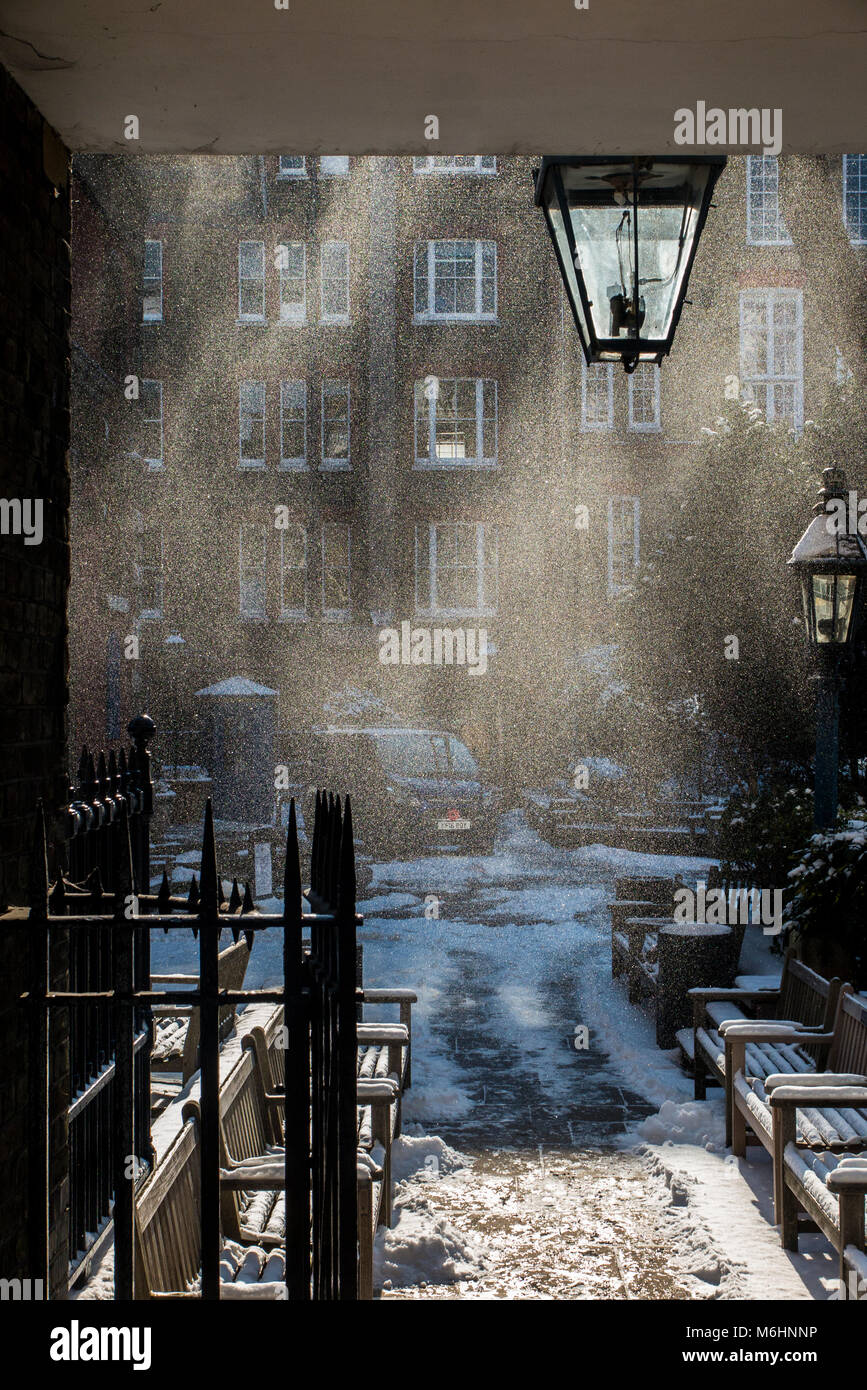 London streetlight snow hi-res stock photography and images - Alamy