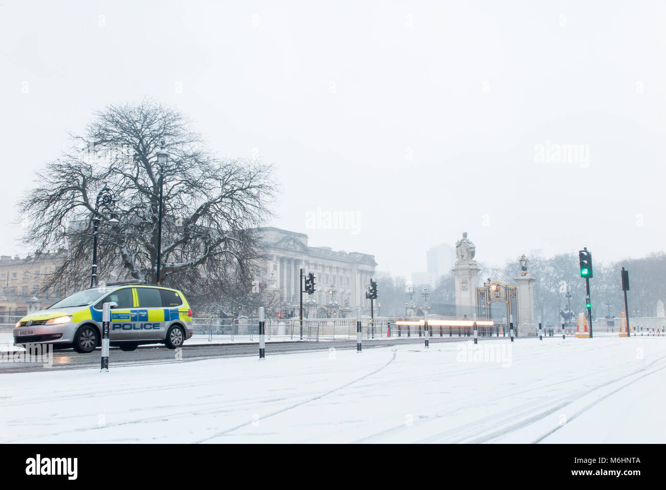 A police car outside Buckingham Palace in the snow Stock Photo - Alamy
