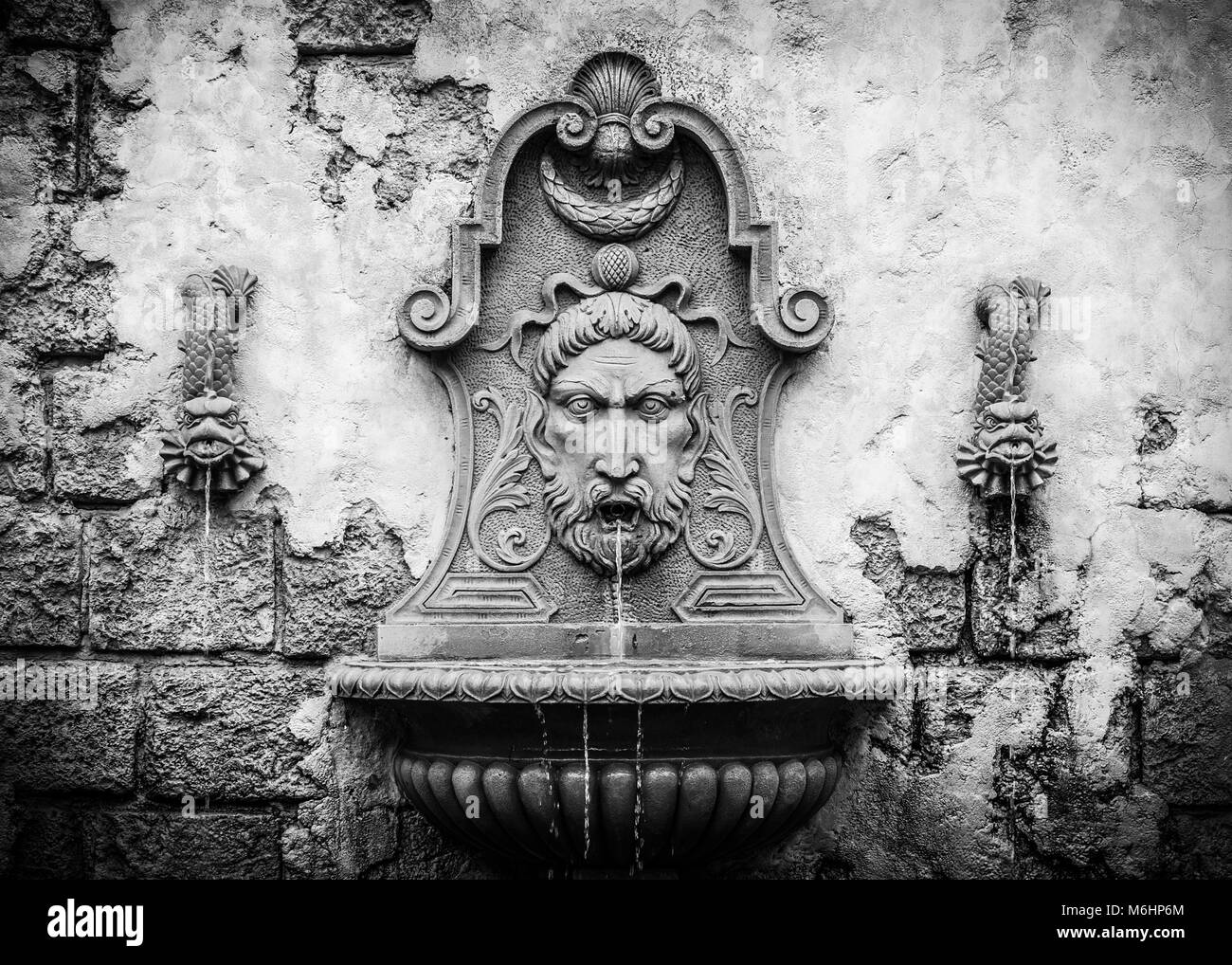 Paris water feature hi-res stock photography and images - Alamy