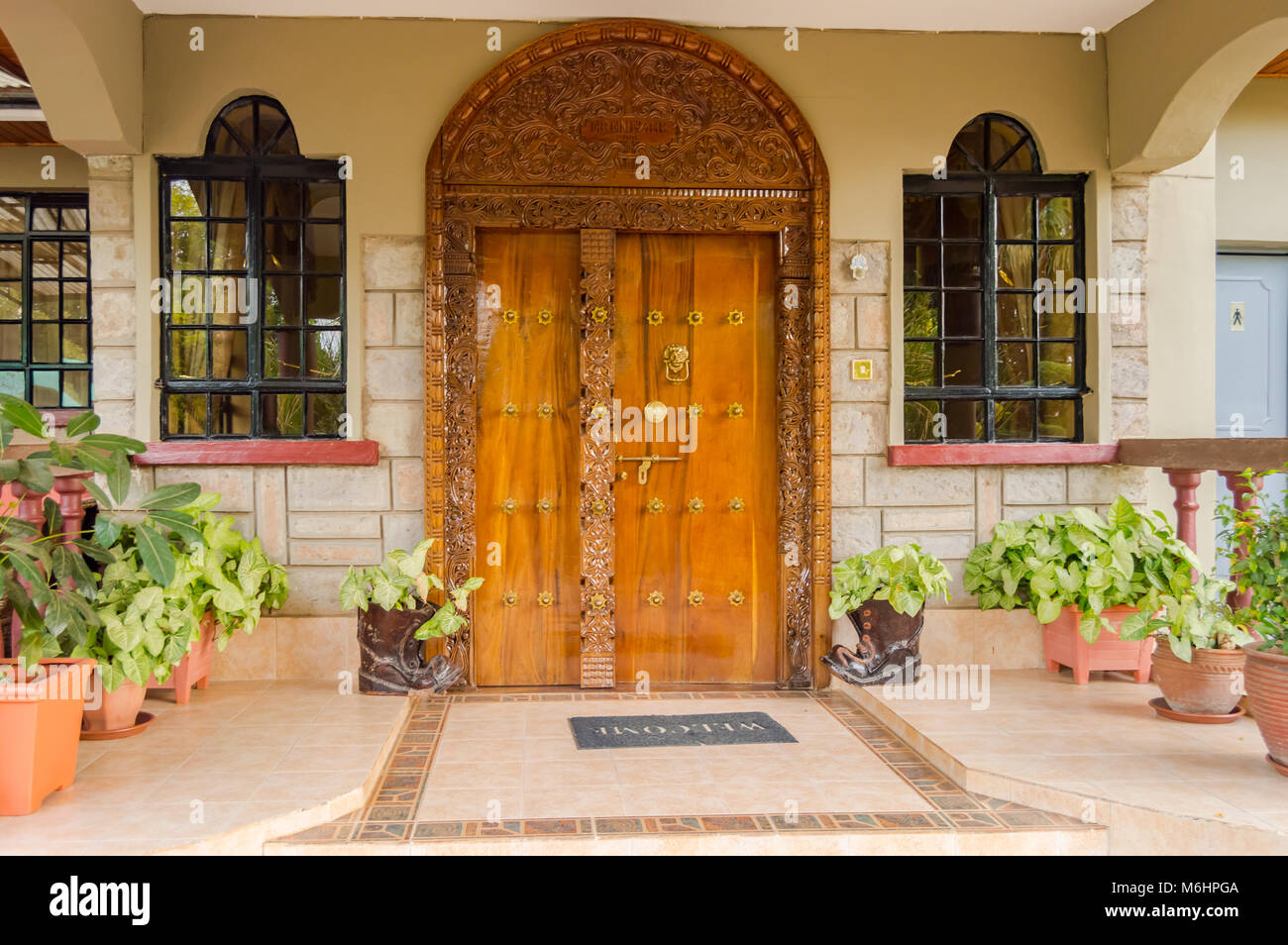 Indian house doors hi-res stock photography and images - Alamy