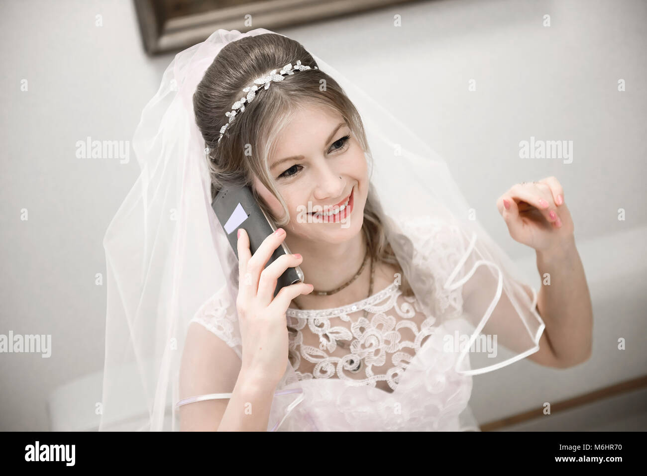 Bride using mobile phone hi-res stock photography and images - Alamy