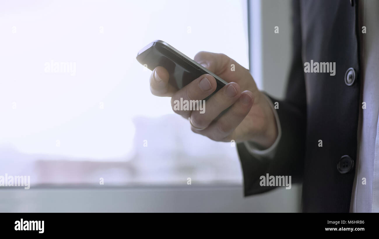 Guy scrolling smartphone hi-res stock photography and images - Alamy