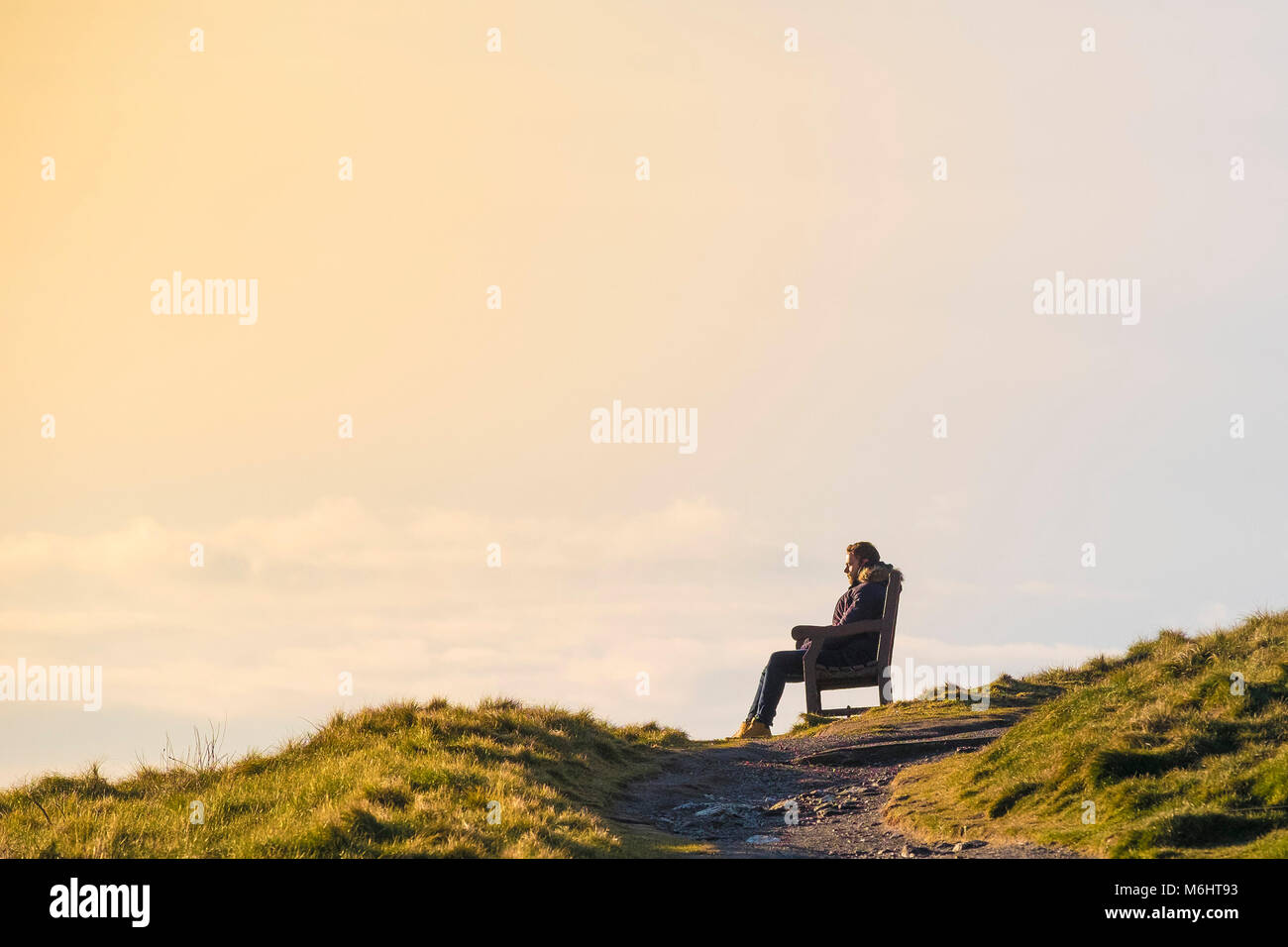 Man sitting alone bench hi-res stock photography and images - Alamy