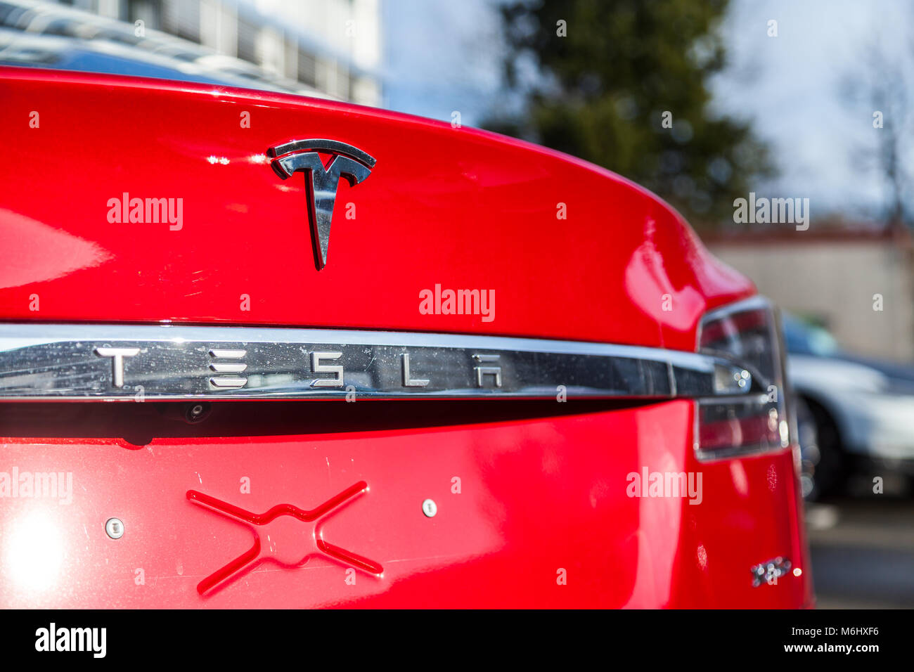 White tesla logo hi-res stock photography and images - Alamy