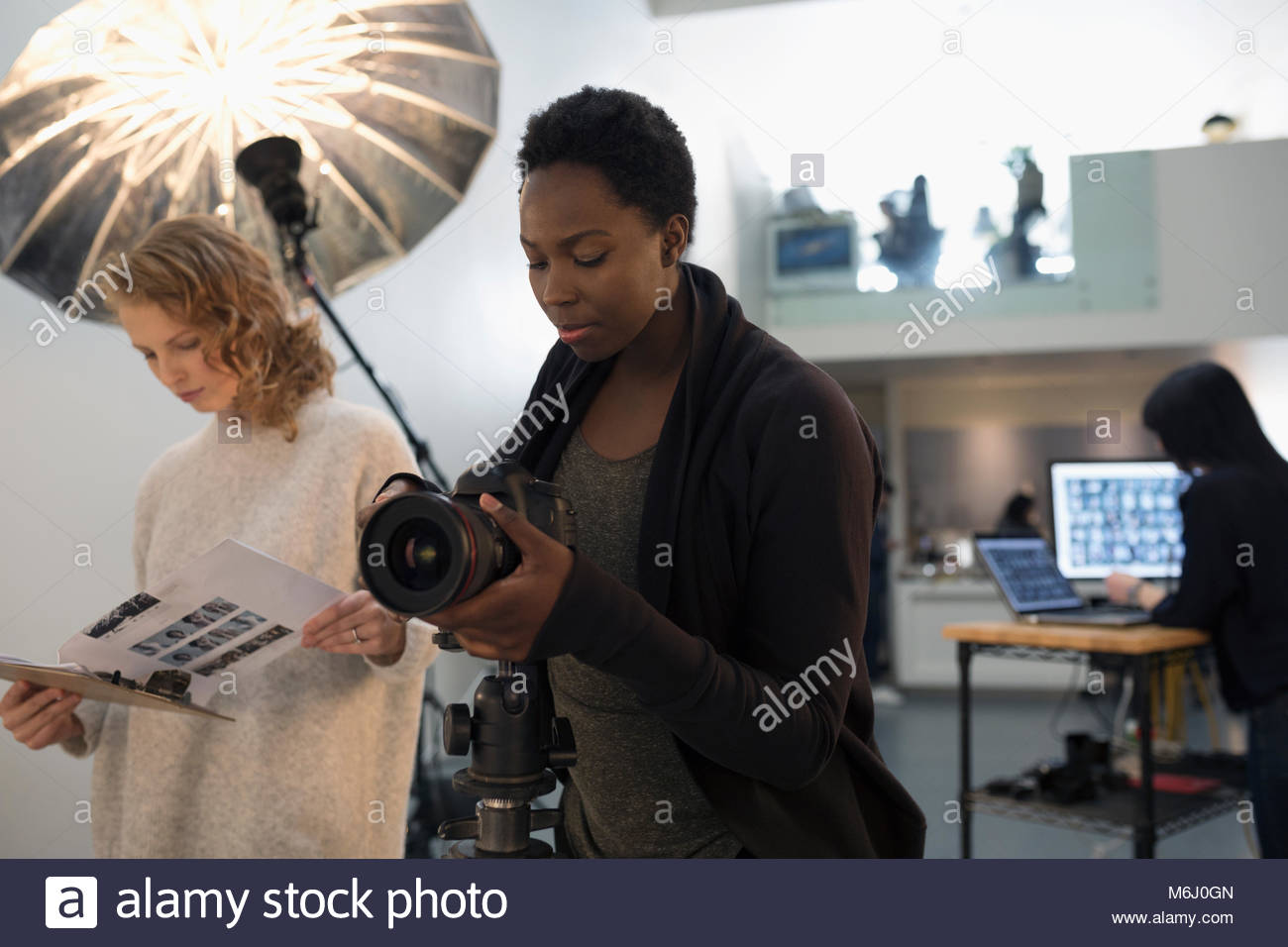 Woman photographer ethnic hi-res stock photography and images - Alamy
