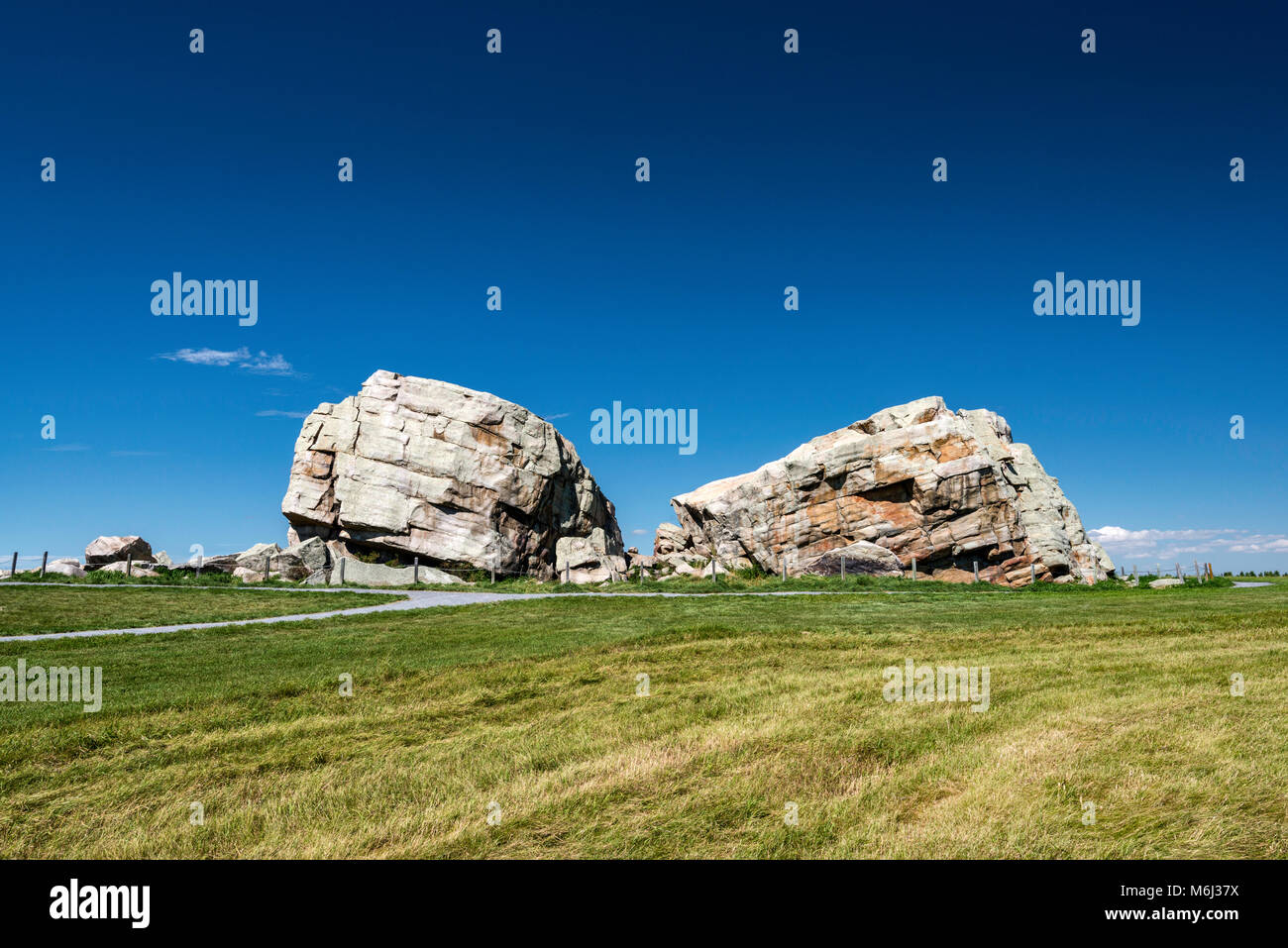 The okotoks erratic hi-res stock photography and images - Alamy
