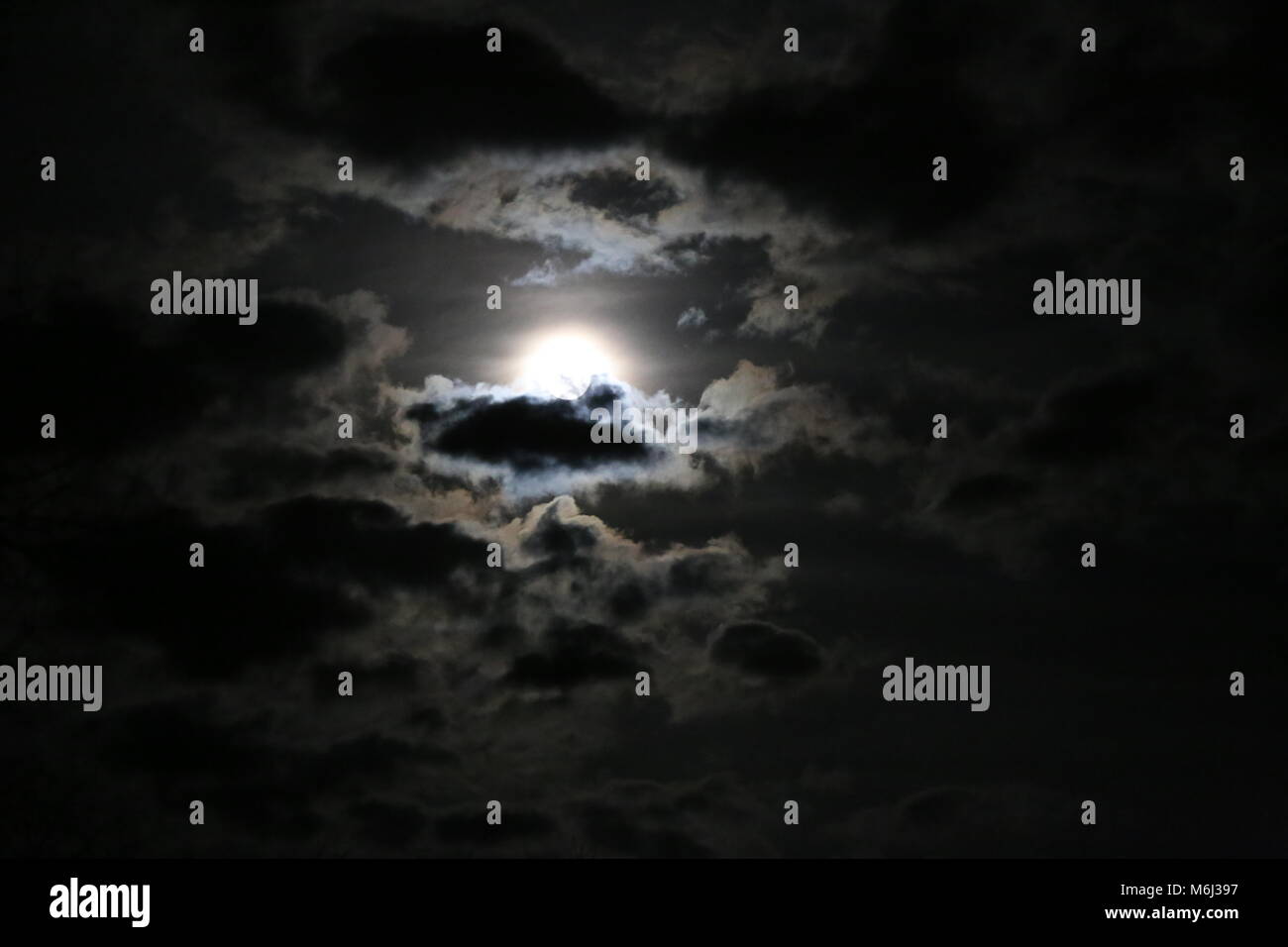 Cloudy moonlit night sky hi-res stock photography and images - Alamy